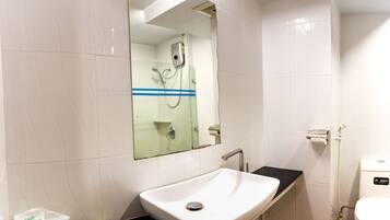 Um polibã, artigos de higiene pessoal grátis, toalhas fornecidas