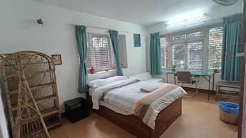 Cofres nos quartos, escrivaninha, ferros/tábuas de passar roupa