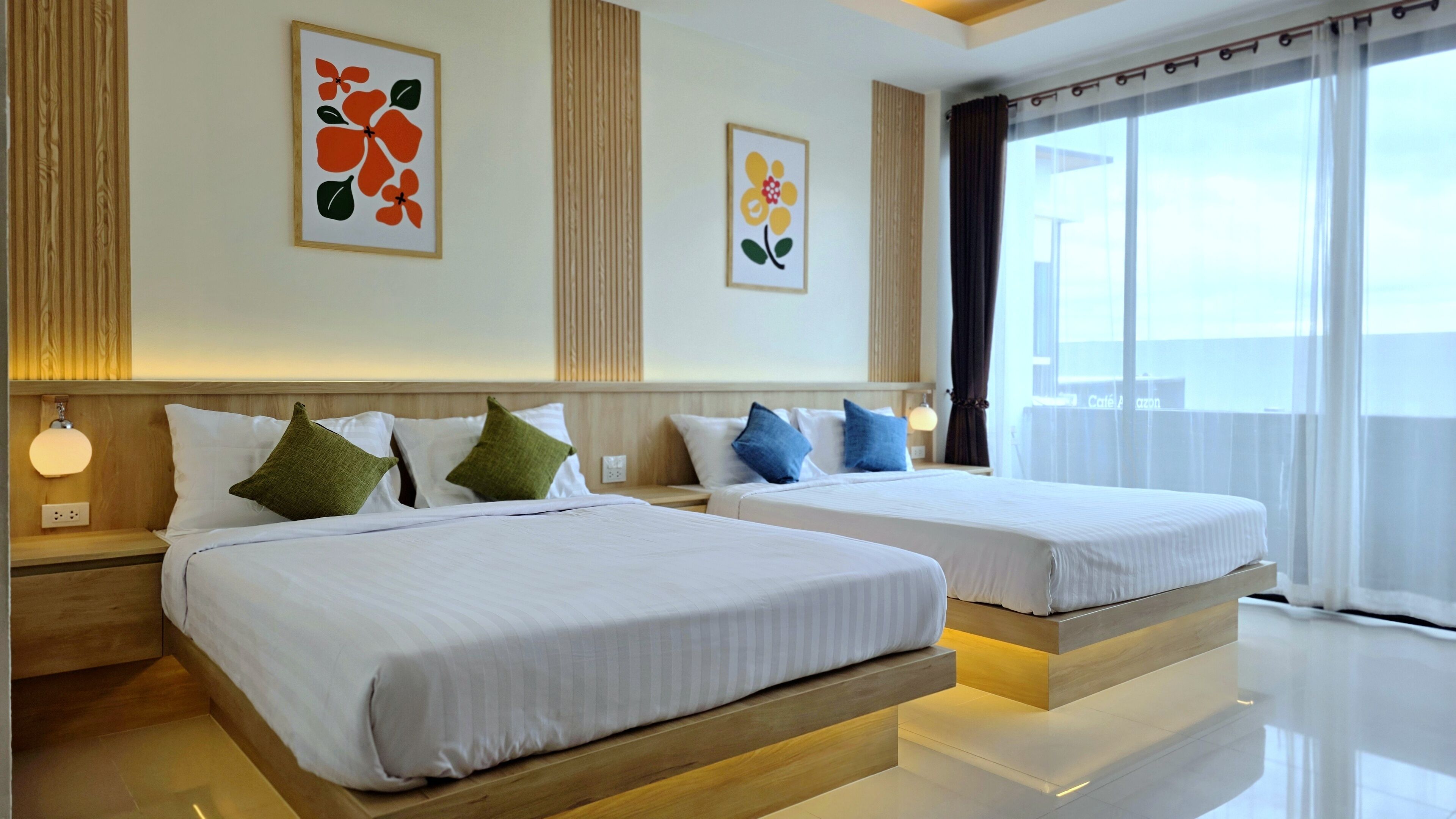 Family Room With Balcony | Cofres nos quartos, cortinas blackout, Wi-Fi de cortesia, roupa de cama