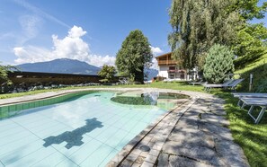 Piscina interior, piscina exterior sazonal, guarda-sóis 