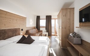 Quarto Duplo Comfort, vista para o vale | Cofre no quarto, secretária 