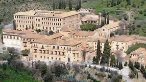 Um complexo amplo e histórico de edifícios, com várias estruturas, incluindo um pátio central e construções ao redor.