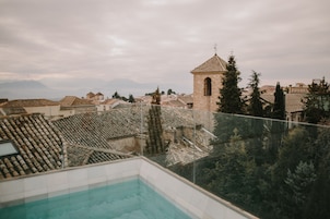 Piscina exterior sazonal, guarda-sóis, espreguiçadeiras 