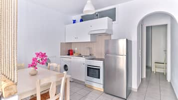 Apartamento família, 1 quarto, vista para a montanha, no piso térreo (Aura) | Cozinha privada | Geladeira grande, fogão, cooktop, máquina de café expresso