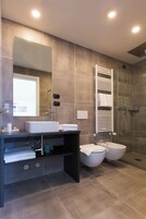 Quarto Deluxe, 1 quarto, vista para o lago | Casa de banho | Um polibã, um chuveiro de hidromassagem 