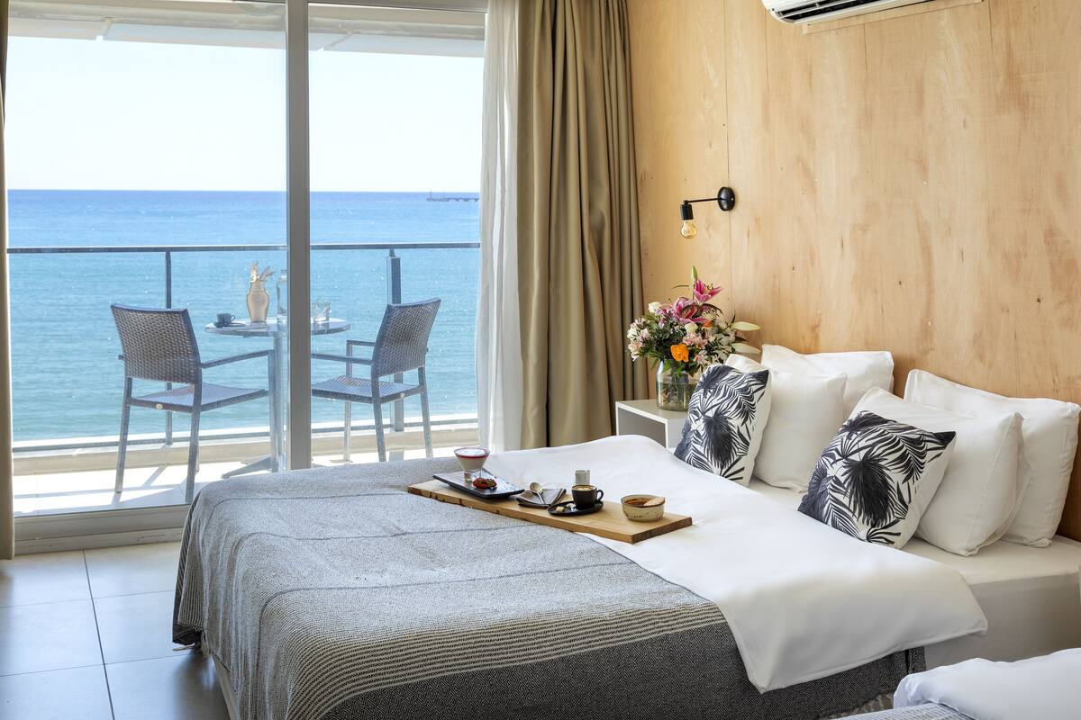 Minibar, cofre no quarto, secretária, quartos insonorizados 