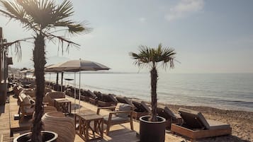 Praia particular, espreguiçadeiras, guarda-sóis, bar na praia
