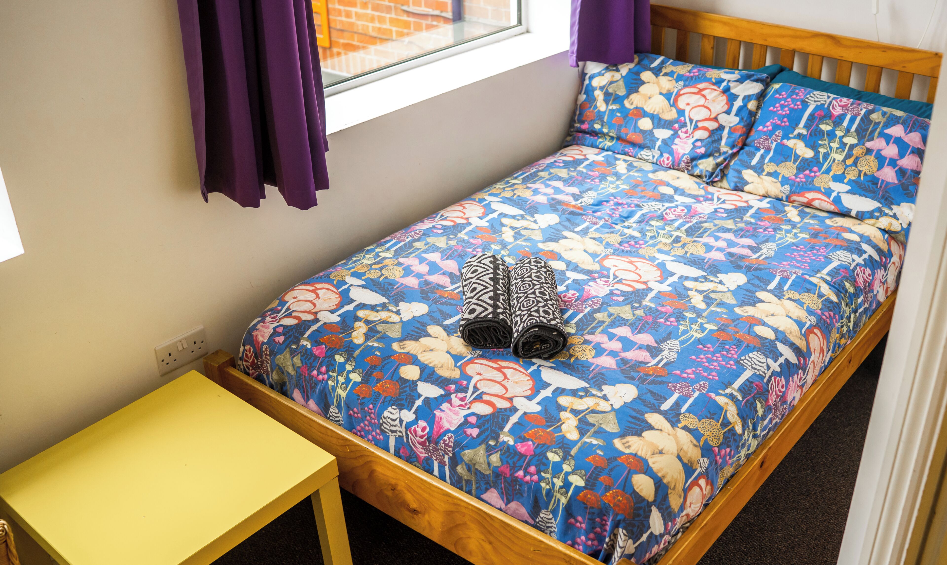 Quarto Duplo Básico | Cortinas/cortinados opacos, roupa de cama fornecida 