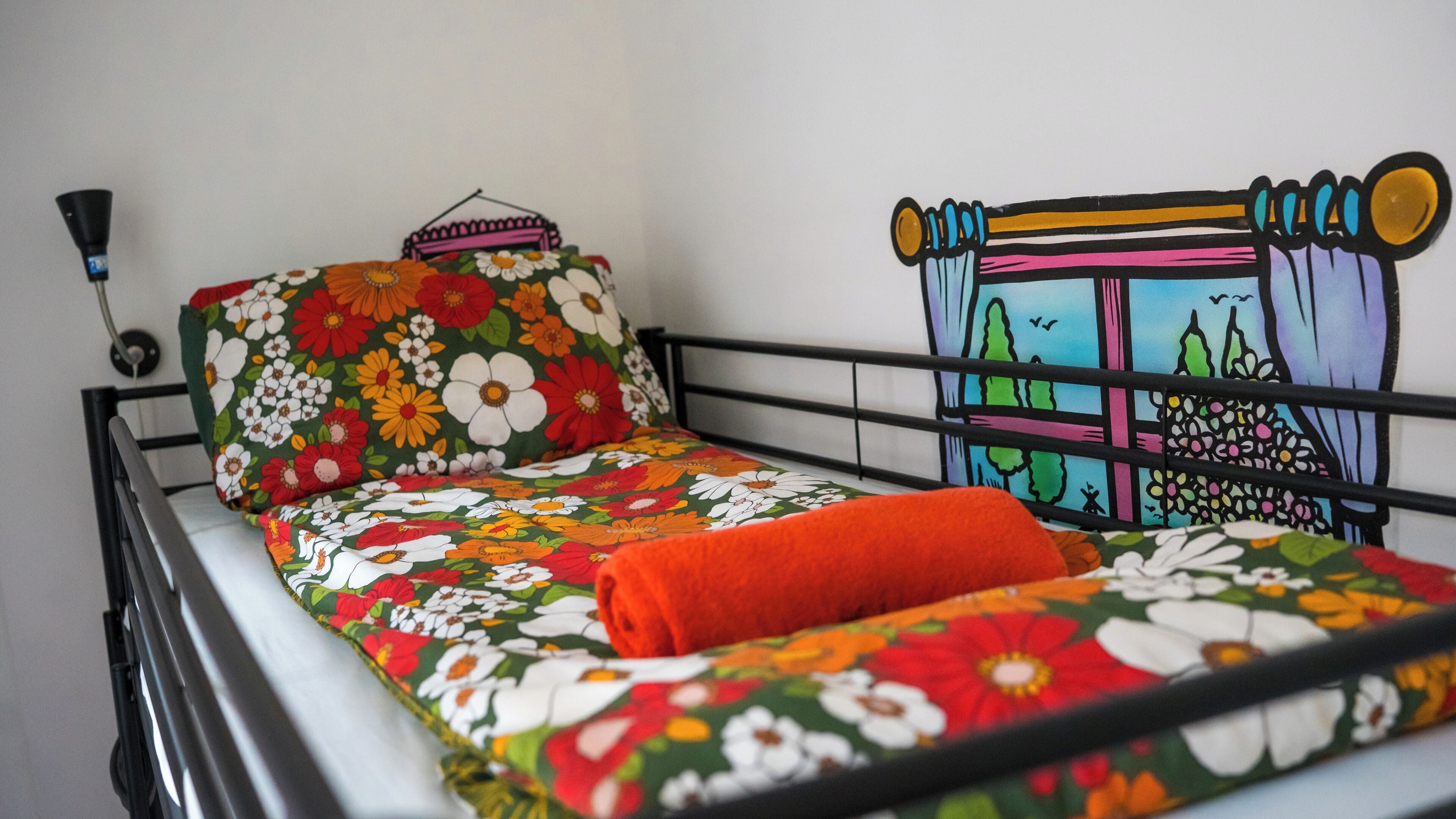 Quarto Individual Básico | Cortinas/cortinados opacos, roupa de cama fornecida 