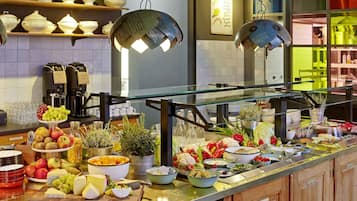 Pequeno-almoço tipo buffet diário (26 EUR por pessoa)