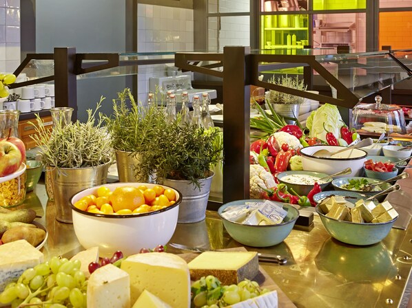 Café da manhã com buffet diário (EUR 26 por pessoa) 