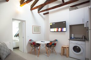 Loft Económico, 1 quarto (3 pax) | Cozinha privada | Um frigorífico, um micro-ondas, uma placa de cozinha 