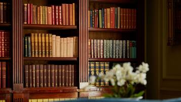 Uma biblioteca com estantes repletas de livros.