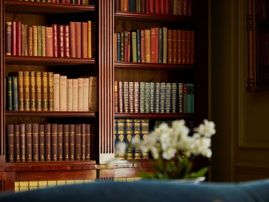 Uma biblioteca com estantes repletas de livros.