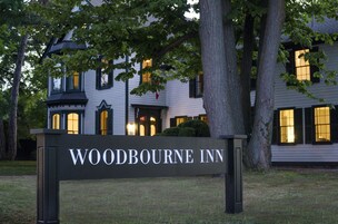 Placa do Woodbourne Inn com estilo arquitetônico tradicional, cercada por árvores e gramados bem cuidados.