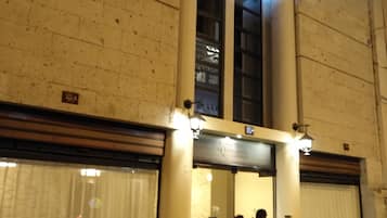 Fachada da propriedade à noite