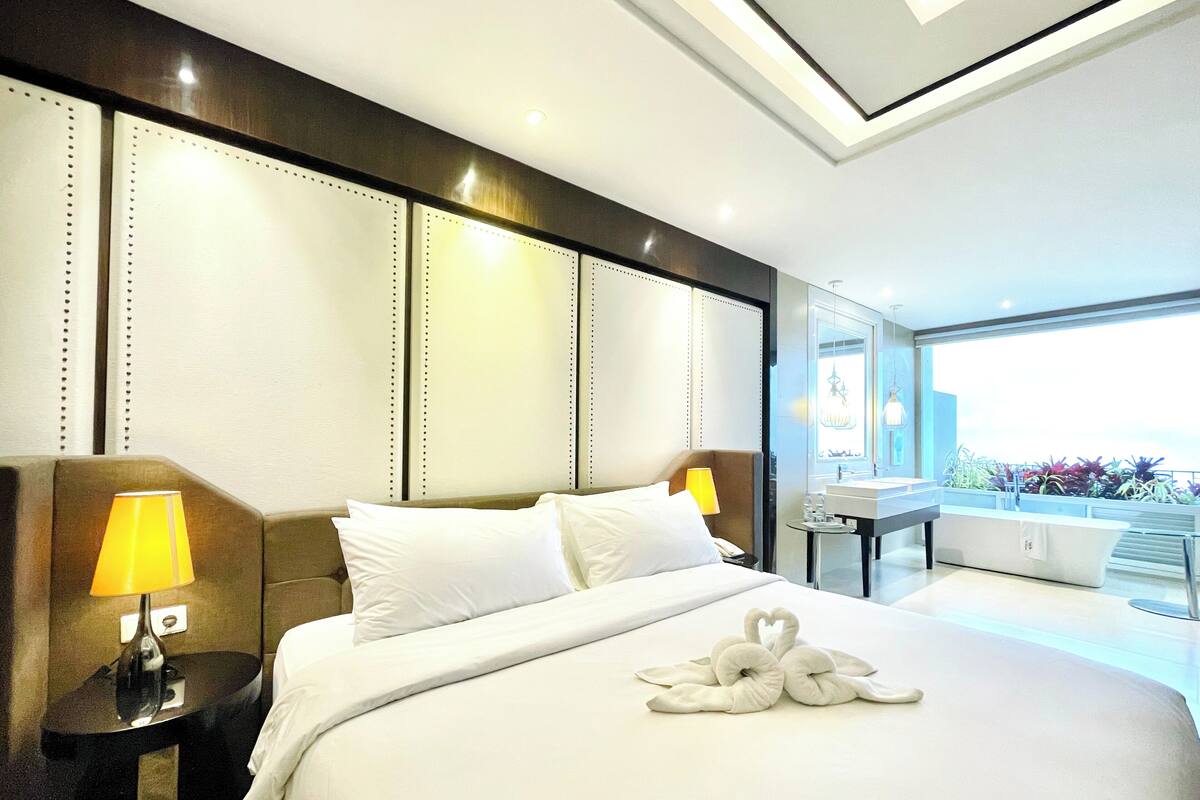 Suite Presidencial | Cofre no quarto, secretária