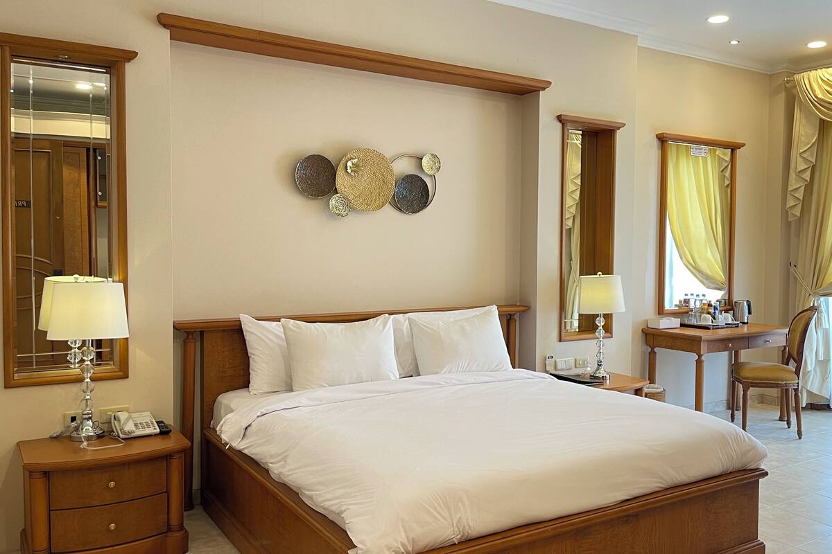 Quarto Duplo Royal, vista para o jardim | Cofre no quarto, secretária