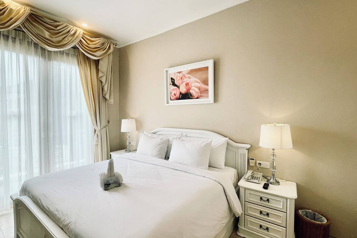 Quarto Duplo Deluxe, vista para o jardim | Cofre no quarto, secretária