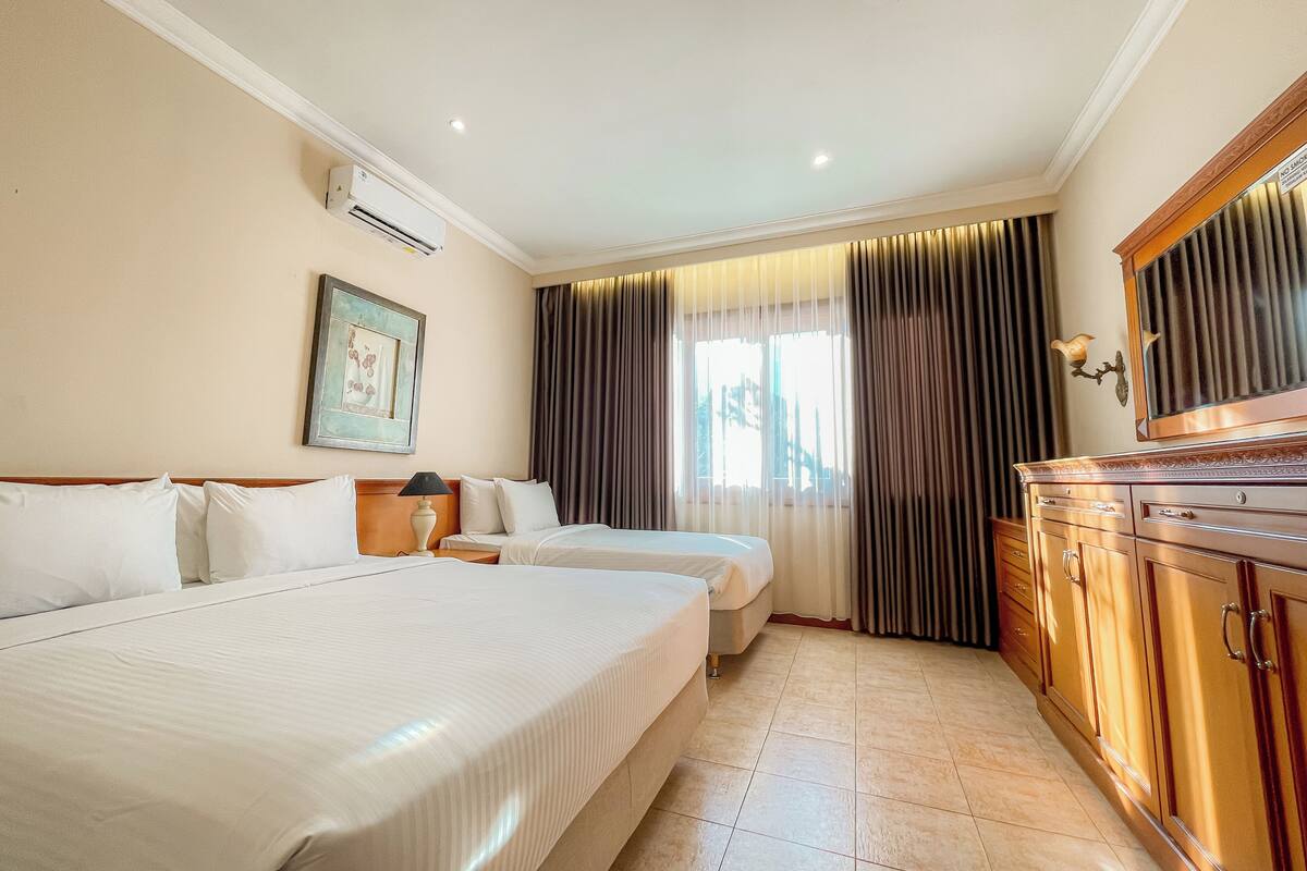Bungalow Familiar, vista para o jardim | Cofre no quarto, secretária