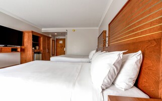 Quarto Clássico, 2 camas de casal, acessível, banheira | Cofre no quarto, secretária, cortinas/cortinados opacos 