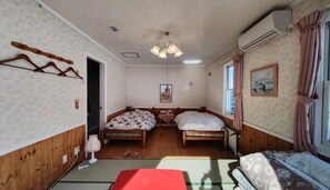 Quarto Familiar, não fumadores, casa de banho partilhada (Japanese & Western Style, Free Wifi) | Wi-fi grátis, roupa de cama fornecida 
