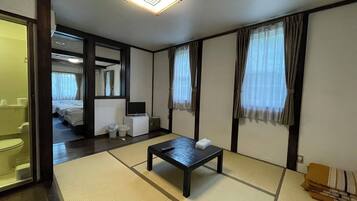 Quarto Familiar (with Tatami Area) | Cofre no quarto, quartos insonorizados, Wi-fi grátis