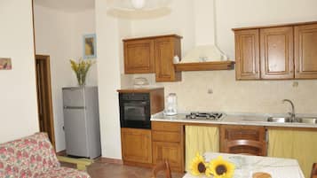 Apartamento, 2 quartos (Leccio) | Cozinha privada | Um frigorífico/congelador grande, um forno, uma placa de cozinha