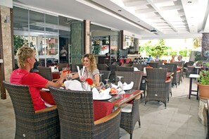 Café da manhã, almoço e jantar