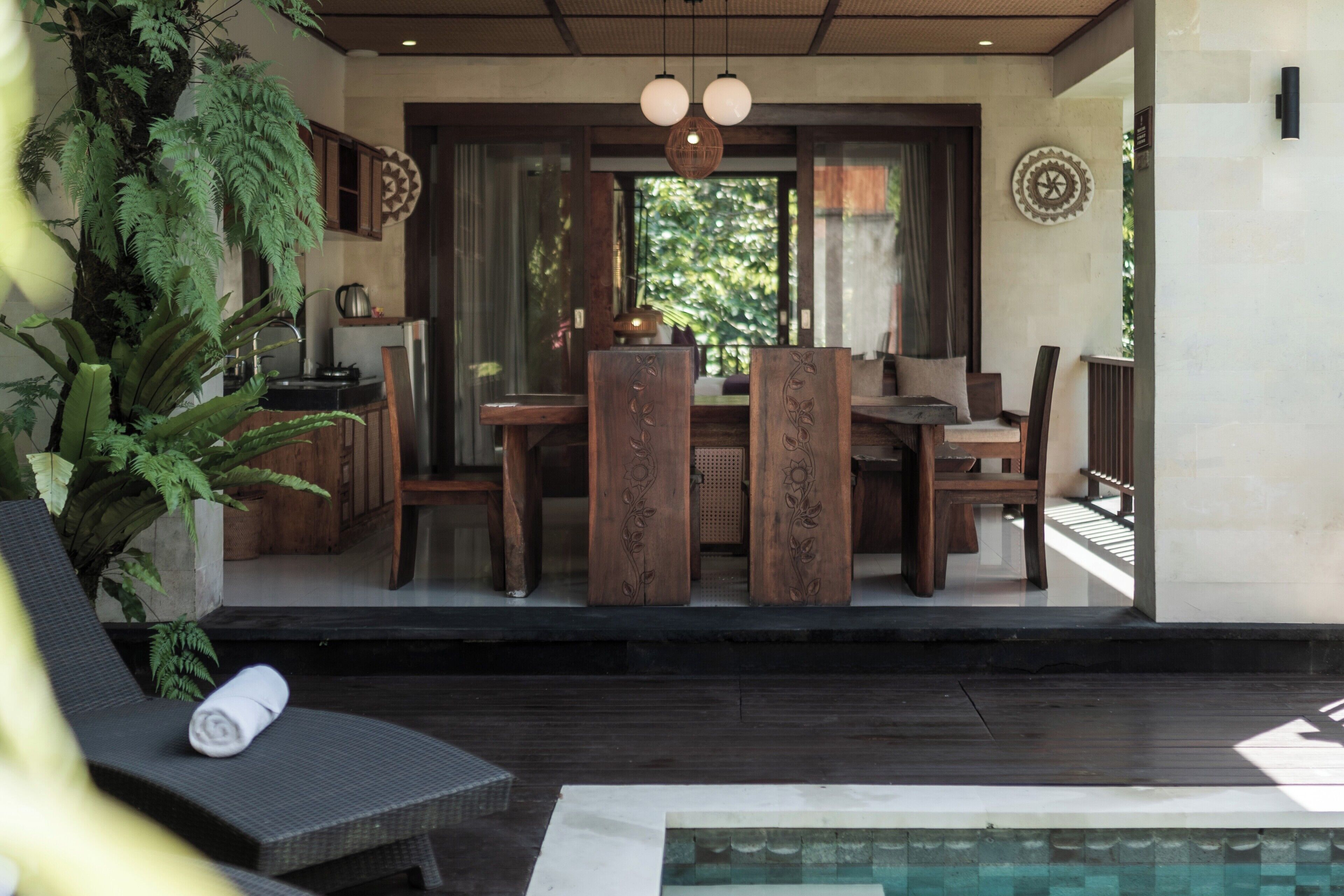 Grand Two Bedroom Private Pool Villa with Forest View | Sala de estar | Televisor LED de 50 polegadas com canais digitais, Netflix 