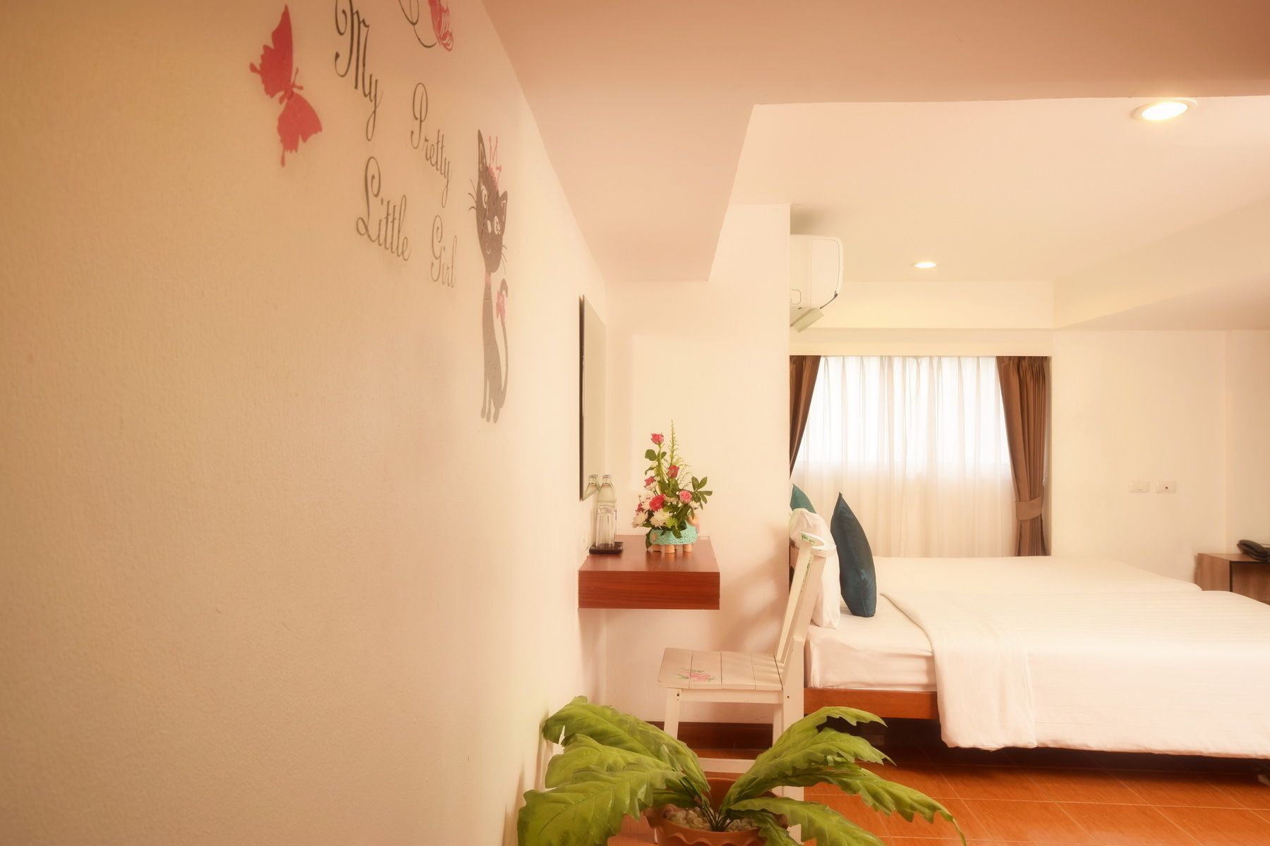 Standard Room | Com decoração personalizada, com mobília individualizada, secretária 