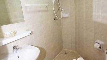 Um polibã, artigos de higiene pessoal grátis