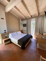 Quarto Duplo Standard, 1 cama de casal, pátio | 1 quarto, edredões de penas, quartos insonorizados
