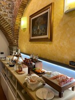 Café da manhã com buffet durante a semana (EUR 12.50 por pessoa) 
