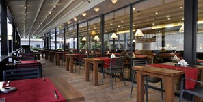 2 restaurantes: servem pequenos-almoços, almoços e jantares