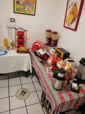 Pequeno-almoço mediante uma taxa nos dias úteis 