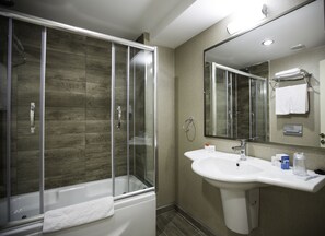 Quarto Standard, 1 cama de casal | Casa de banho | Uma banheira de imersão total, artigos de higiene pessoal grátis 