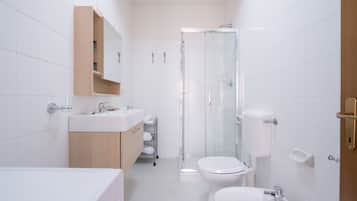 Apartamento, 1 quarto | Casa de banho | Um polibã, artigos de higiene pessoal grátis, um secador de cabelo
