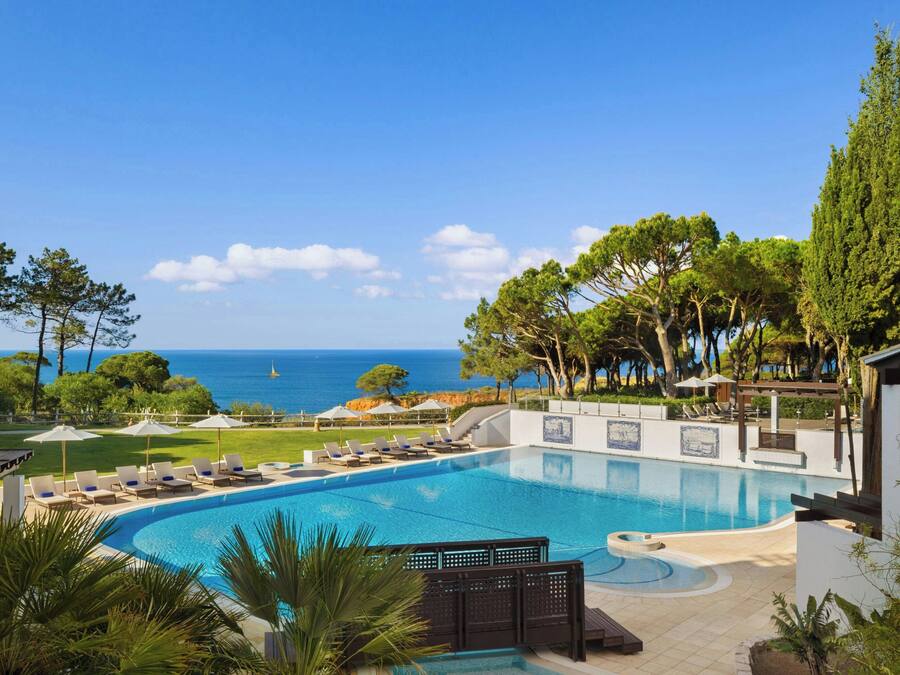 Piscina interna, 8 piscinas externas, guarda-sóis, espreguiçadeiras