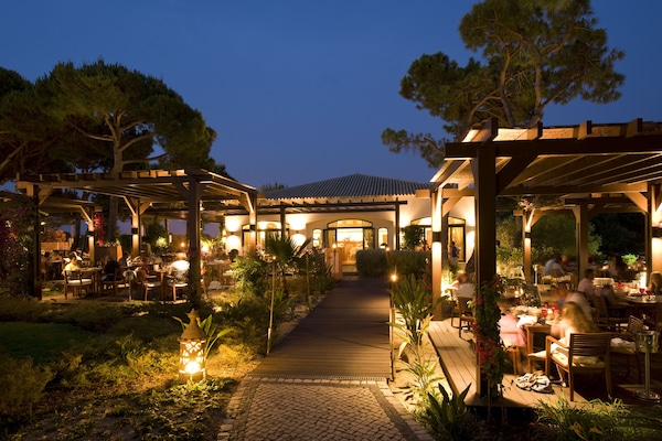 13 restaurantes, pequenos-almoços servidos, cozinha mediterrânica