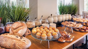 Pequeno-almoço tipo buffet diário mediante uma taxa