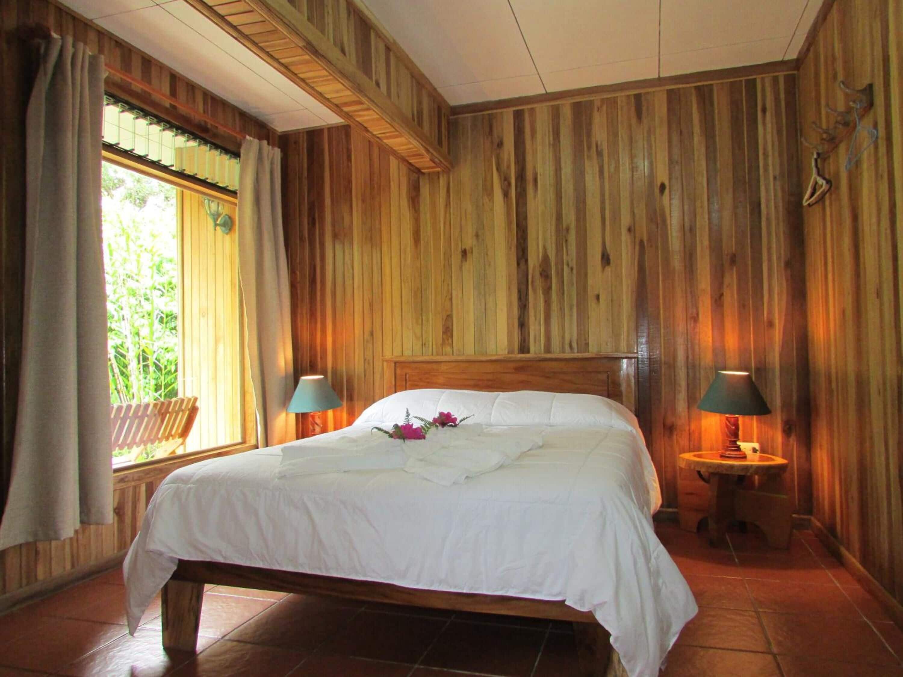 Quarto Standard, vista para o jardim | Cofre com capacidade para portátil, secretária 