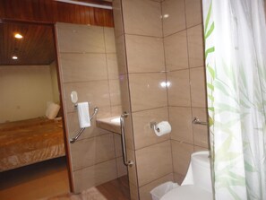 Produtos de toalete grátis, secador de cabelo, roupões de banho