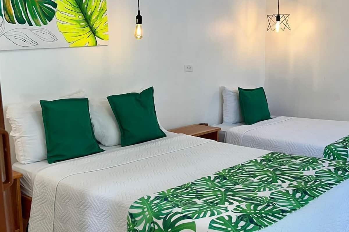 Quarto Duplo Standard | Cofre no quarto, secretária, cortinas/cortinados opacos 