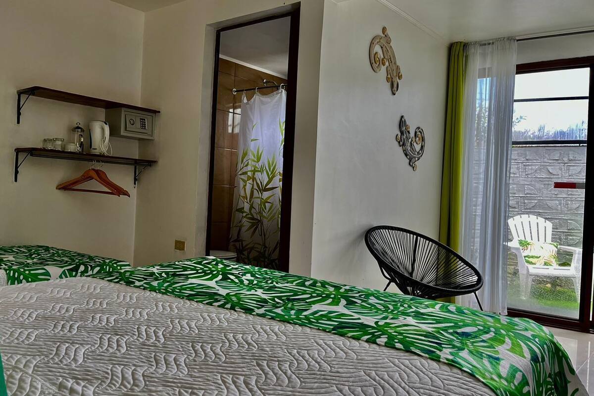 Quarto Triplo Standard | Cofre no quarto, secretária, cortinas/cortinados opacos 