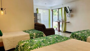 Quarto família | Cofres nos quartos, escrivaninha, cortinas blackout