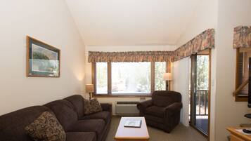 Loft, 1 cama king-size (Flagship Loft) | Sala de estar | Televisor de 32 polegadas com canais por cabo