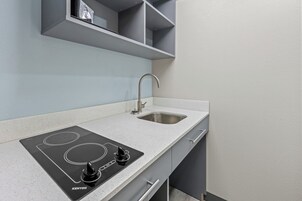 Geladeira, micro-ondas, cooktop