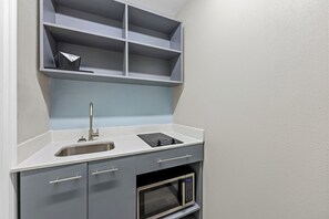 Estúdio, 2 camas de casal, para não fumantes, cozinha americana | Cozinha privada | Geladeira, micro-ondas, cooktop