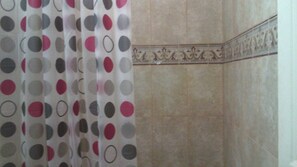 Quarto básico, banheiro privativo | Chuveiro